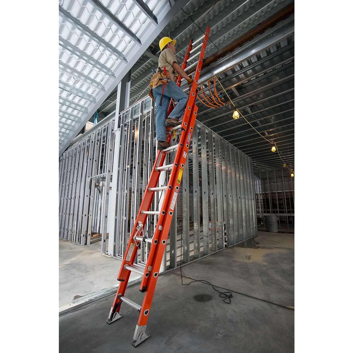 Werner D6220-3 20FT fiberglass compact triple extension ladder